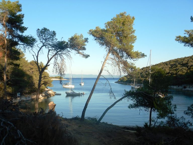 Tiha luka – Ščedro – Rukavac (Vis) – https://www.tepes.info